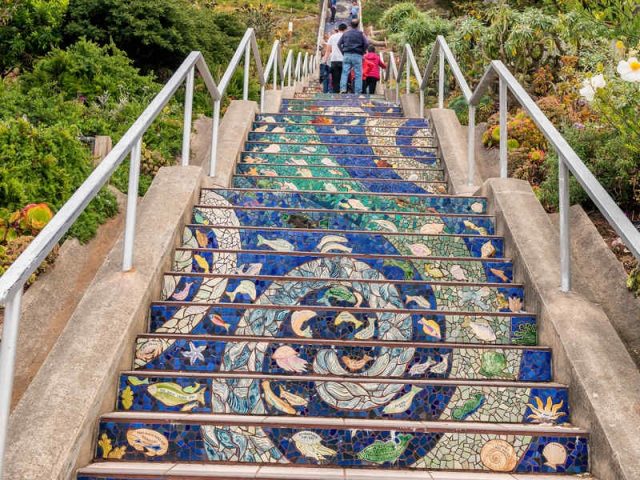 Le 10 scalinate più belle al mondo, in alcuni casi vere opere d'arte.