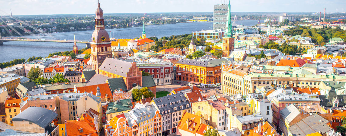 Riga, un viaggio tra storia e modernità sul fiume Daugava